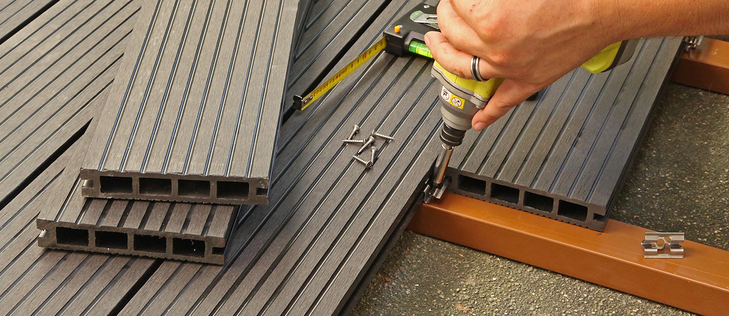 Fixation par vis ou par clips pour une terrasse en bois composite ...