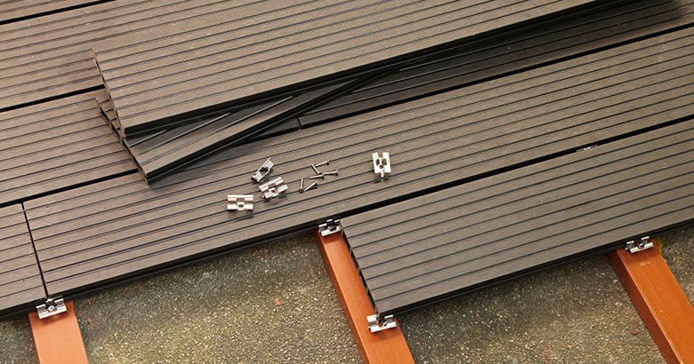 Fixation par vis ou par clips pour une terrasse en bois composite ...