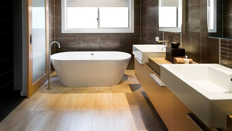 Comment poser du sol stratifié dans une salle de bain ? | Dispano