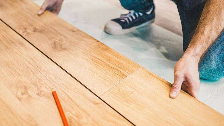 Comment poser du sol stratifié dans une salle de bain ? | Dispano
