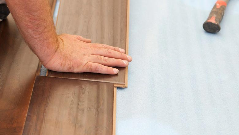 Comment poser un sol stratifié à clipser ? | Dispano