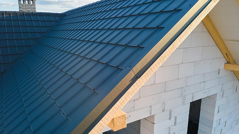 Comment fixer une charpente sur un mur ? | Dispano